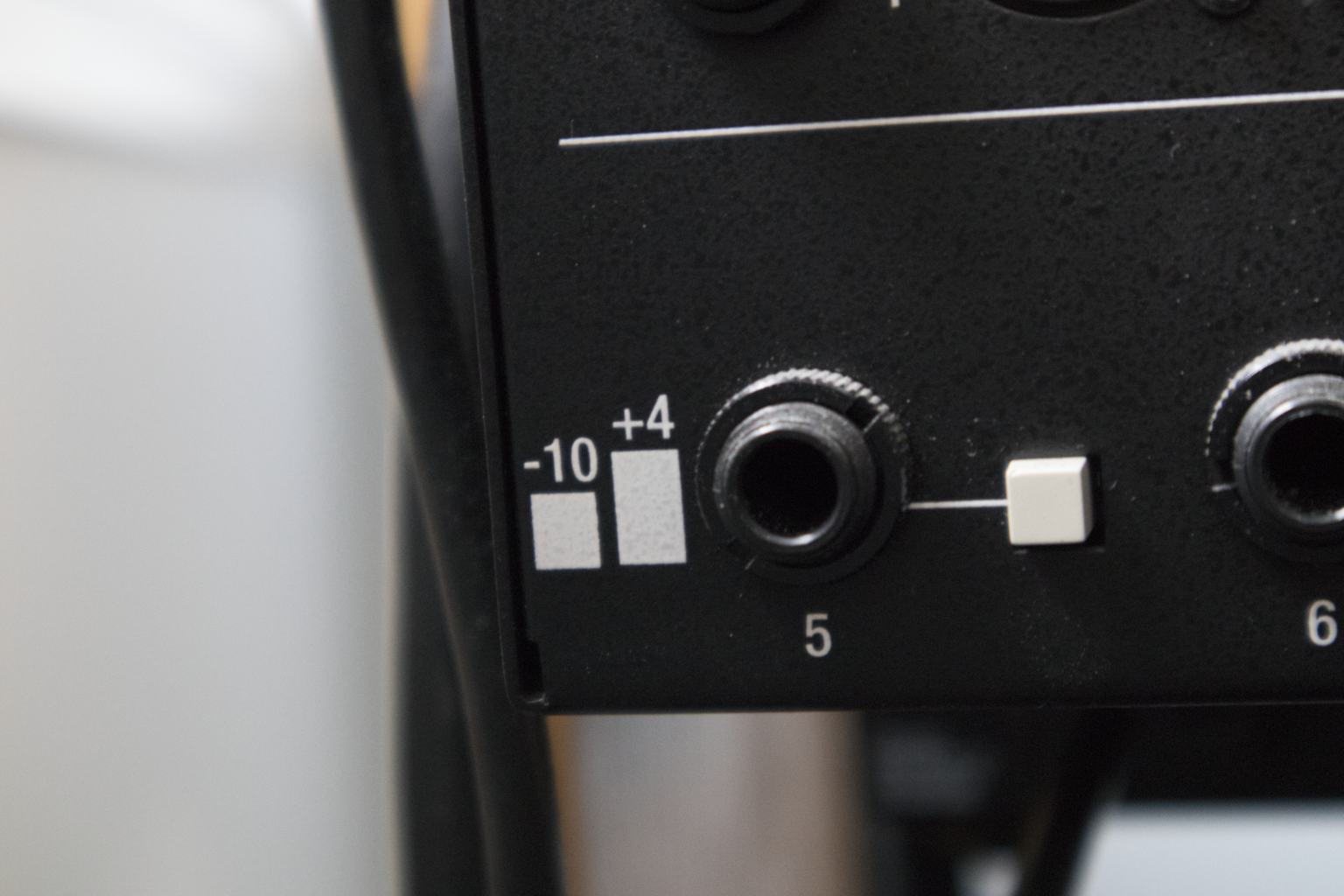 Line Level Inputs: The Difference Between +4 and -10 dBV - Flying Sound